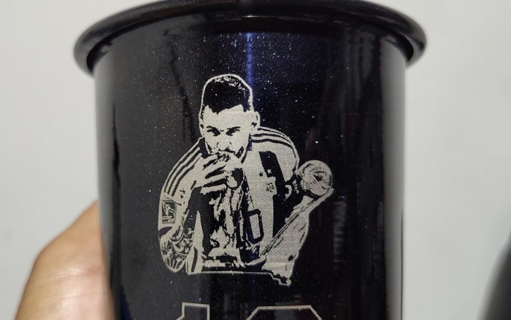 Vector Messi Besando La Copa Del Mundo - Barrera Laser